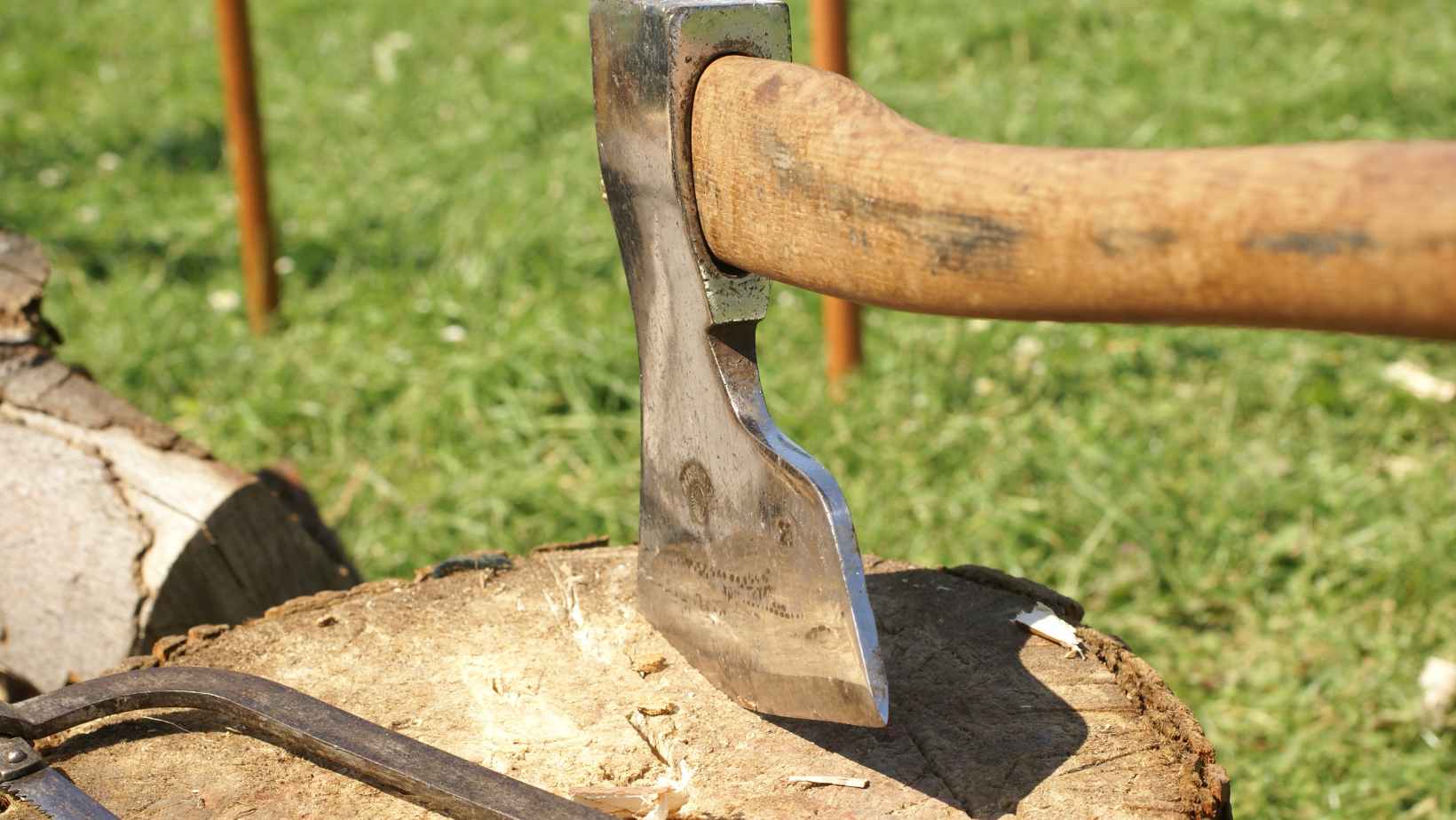 How to Craft a Axe in Minecraft: Master The Art of Tool Creation - HIGH ...